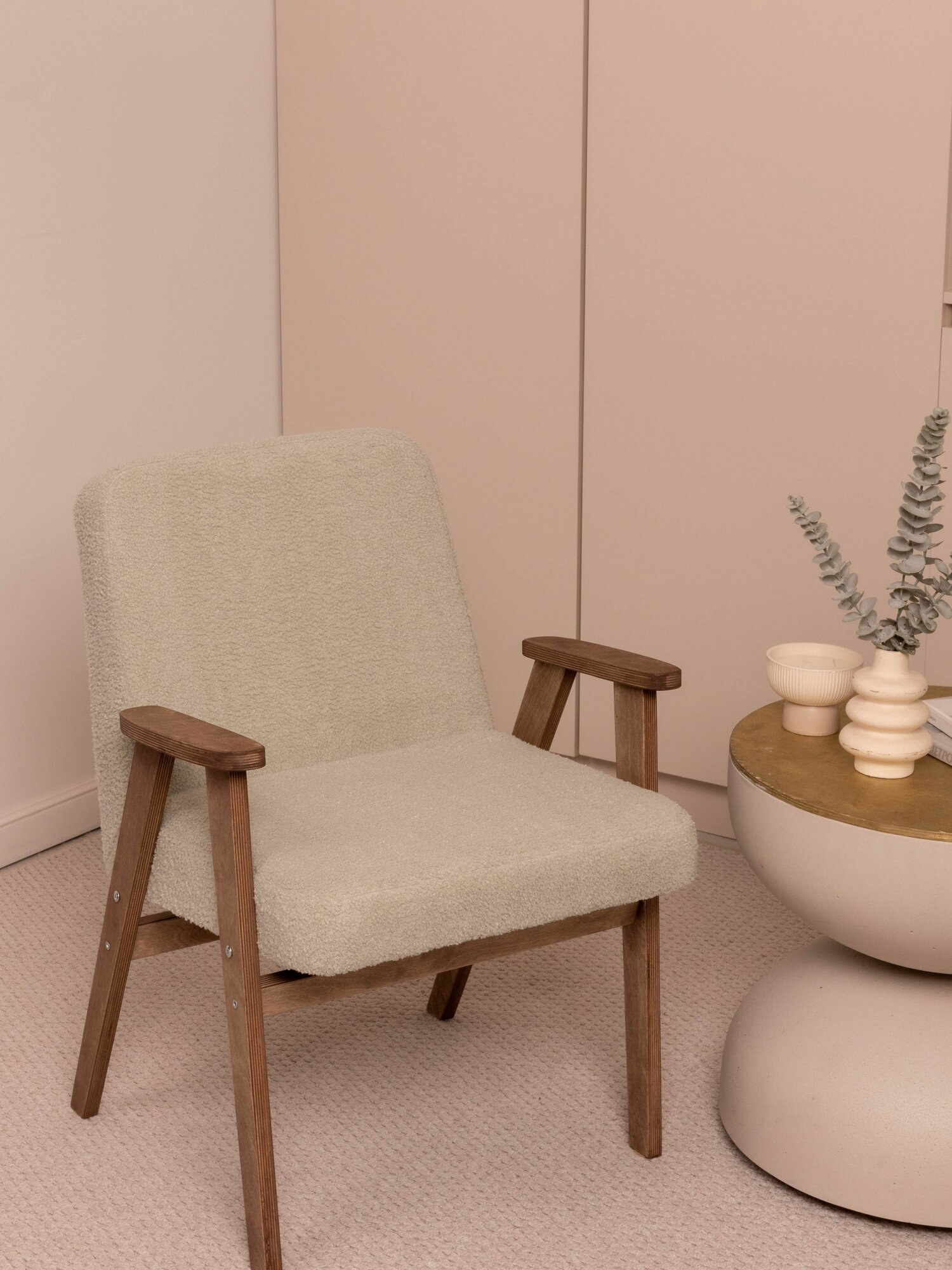 Кресло мягкое для дома и дачи Галант на высоких деревянных ножках с подлокотниками