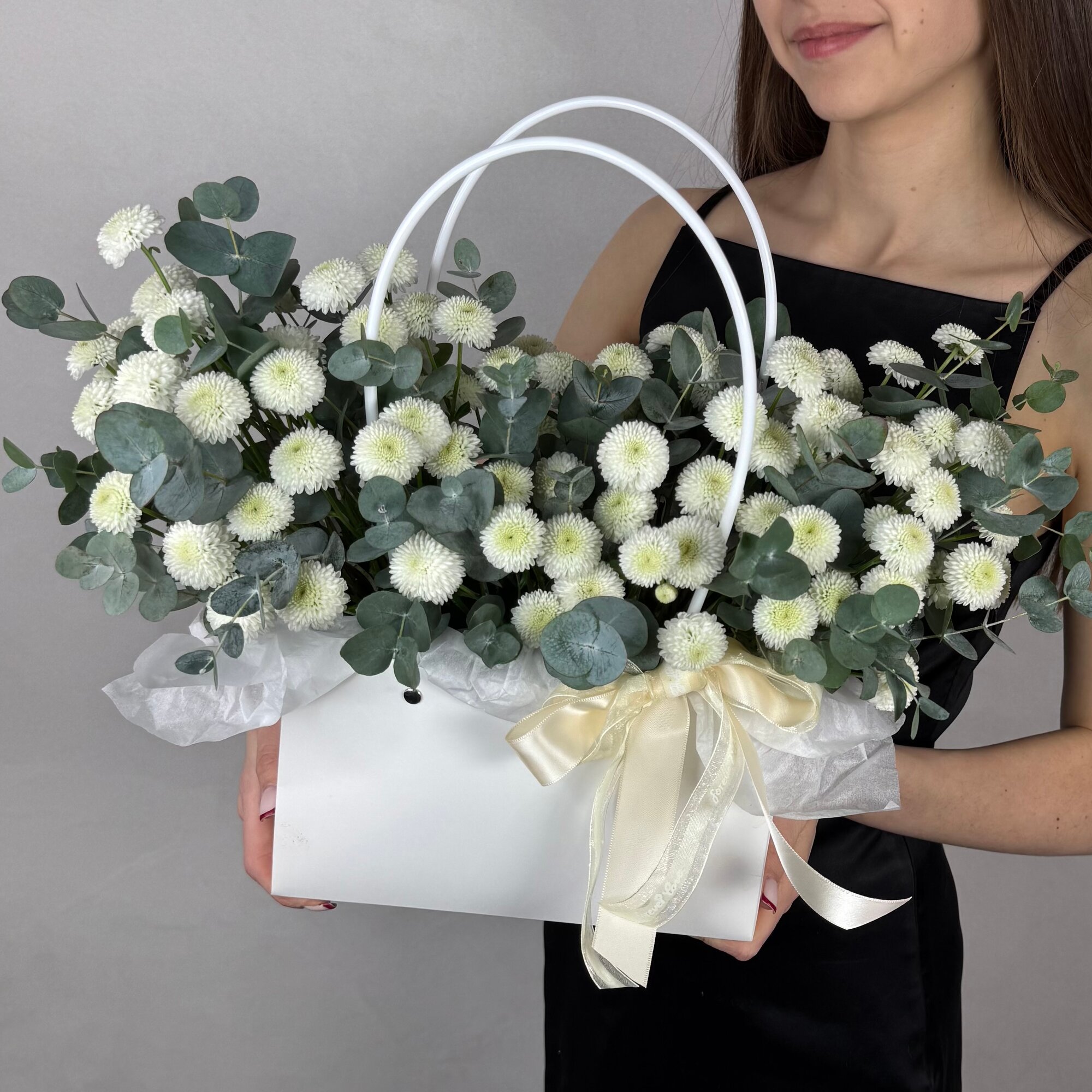 Композиция "Белая хризантема с эвкалиптом", в сумочке, на оазисе