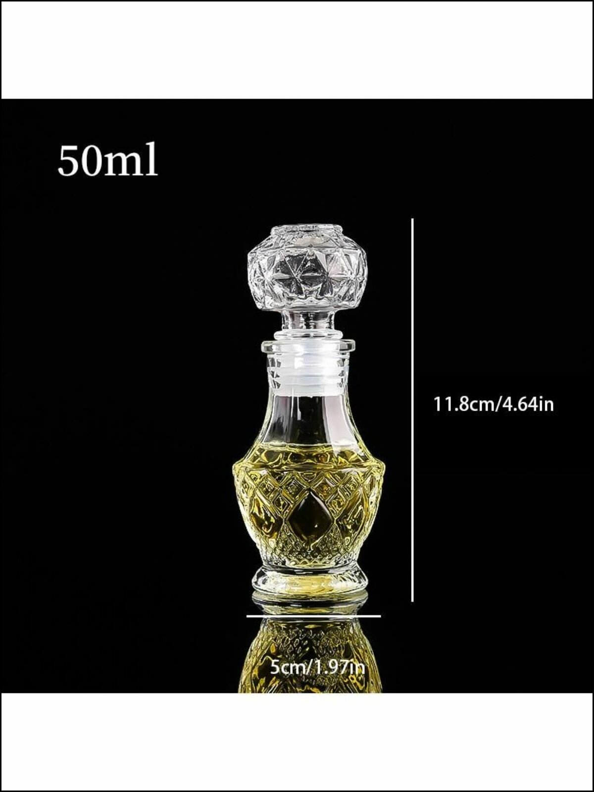 Стеклянная маленькая бутылка вина