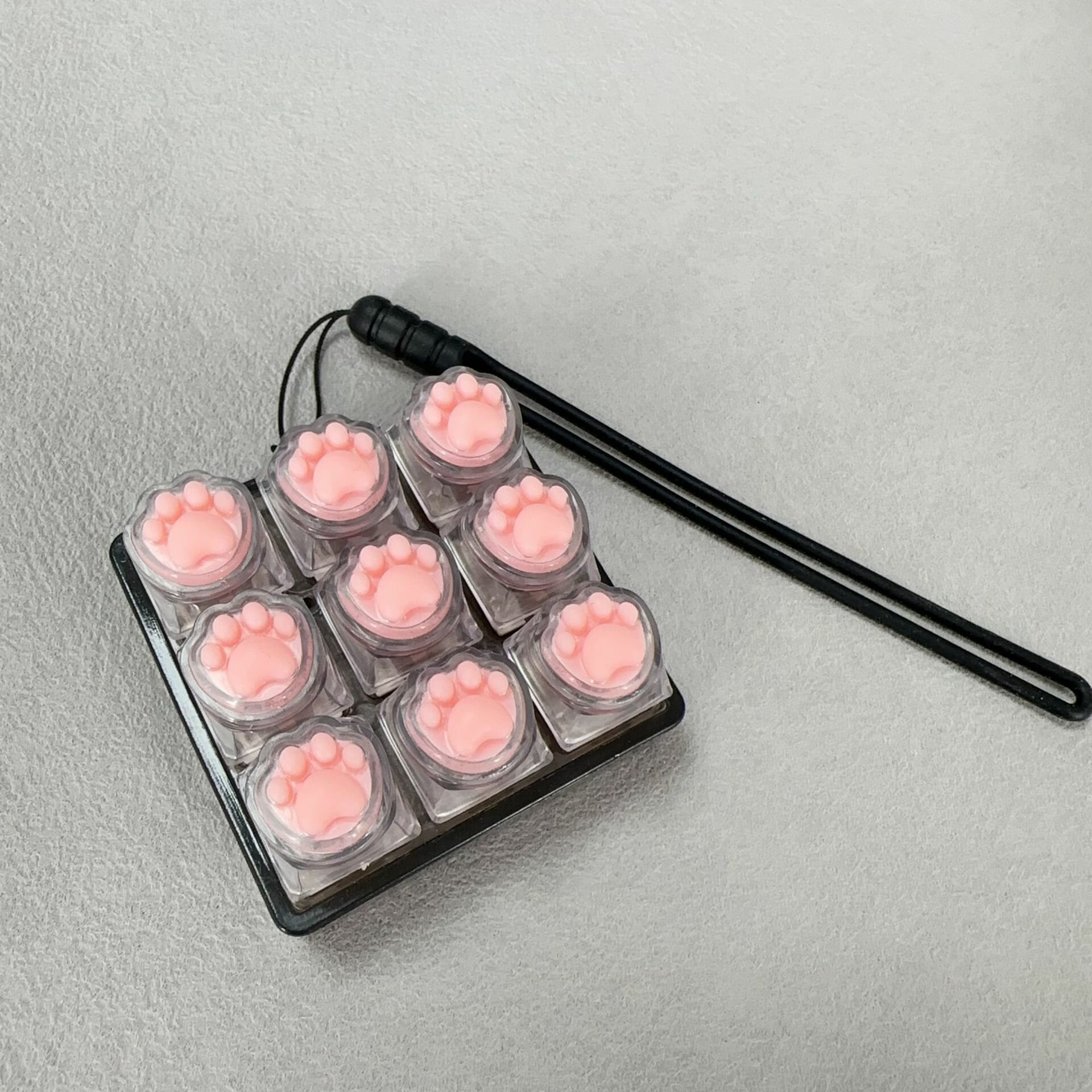 Многоцветная 9-кнопочная антистрессовая силиконовая игрушка-кнопка в виде кошачьей лапки с мультяшным рисунком для тестирования клавиатуры.