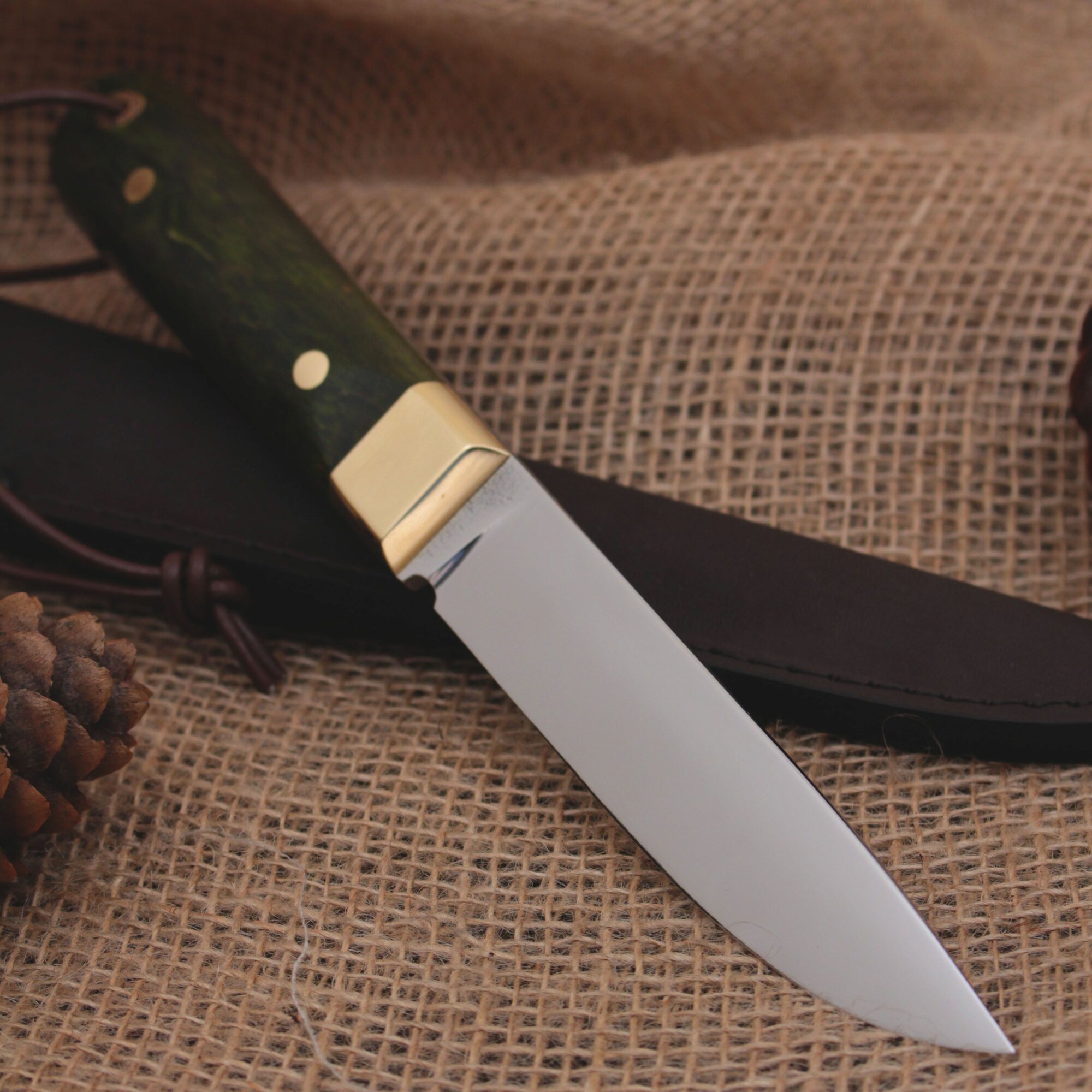 Кованый нож фултанг Bohler K 340, рукоять зеленая карельская береза.