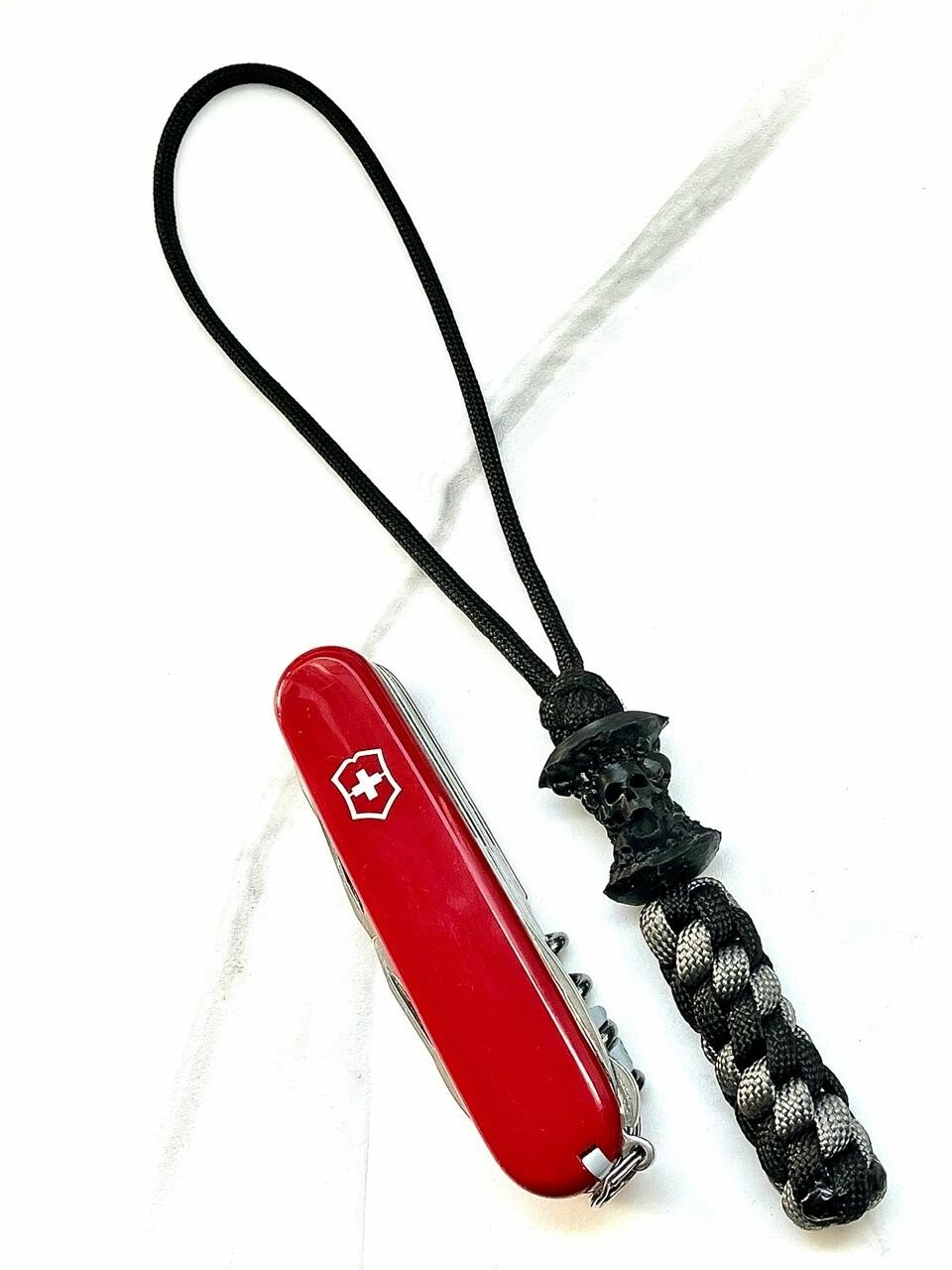 Темляк брелок для ножа с удлиненной петлей "Огрызок с черепами"