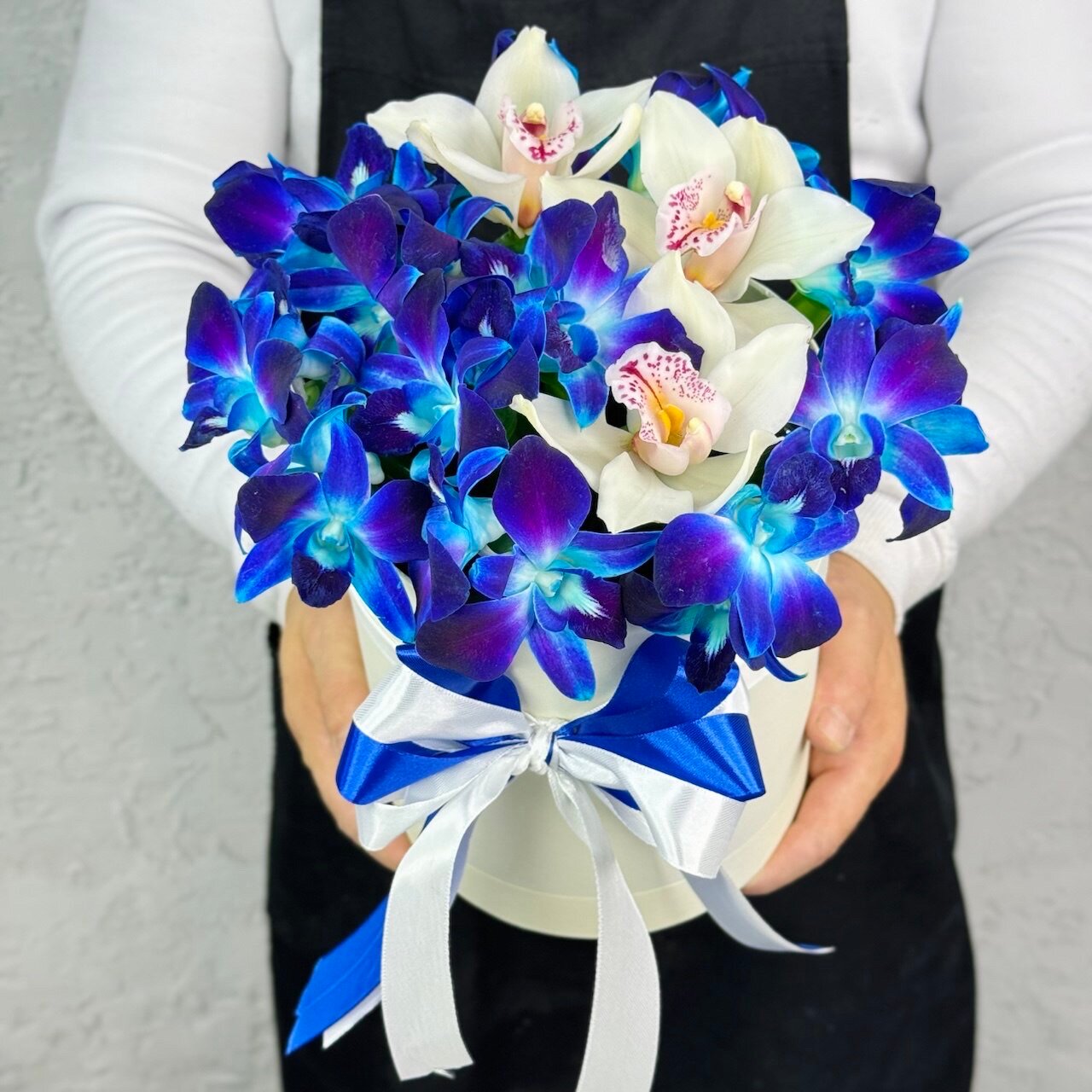 Композиция Rybe-Flowers, орхидеи, белая с синей шляпная коробка