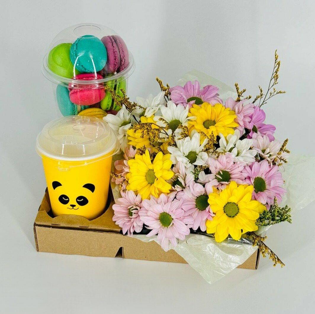 Кофе с цветами и пирожными макарони. Мини букет утренний комплимент