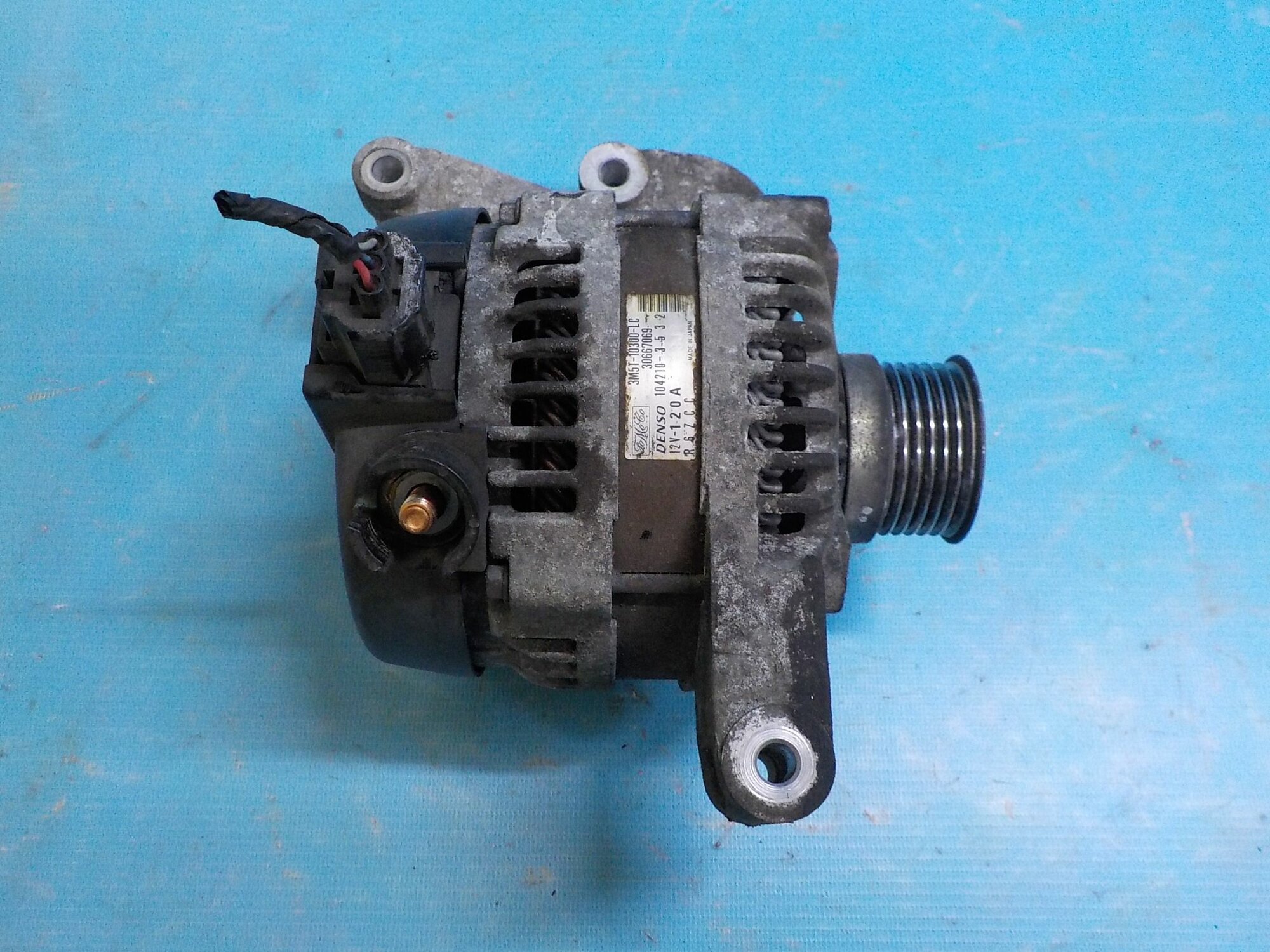 Генератор двигателя Ford Focus 2 2005-2011 1530298 - Б/У