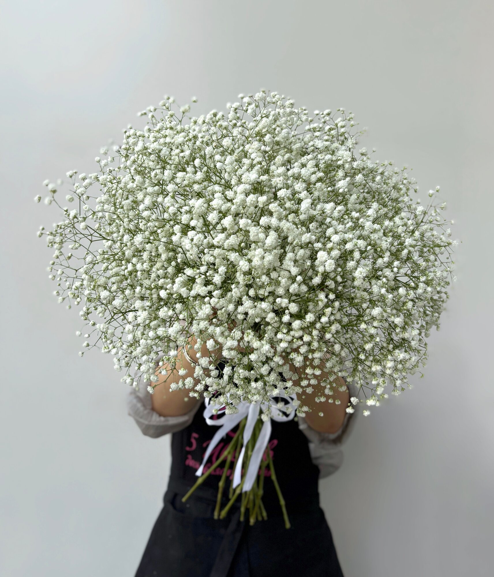 Букет с гипсофилой на день рождения, 13 белых живых цветов цветов