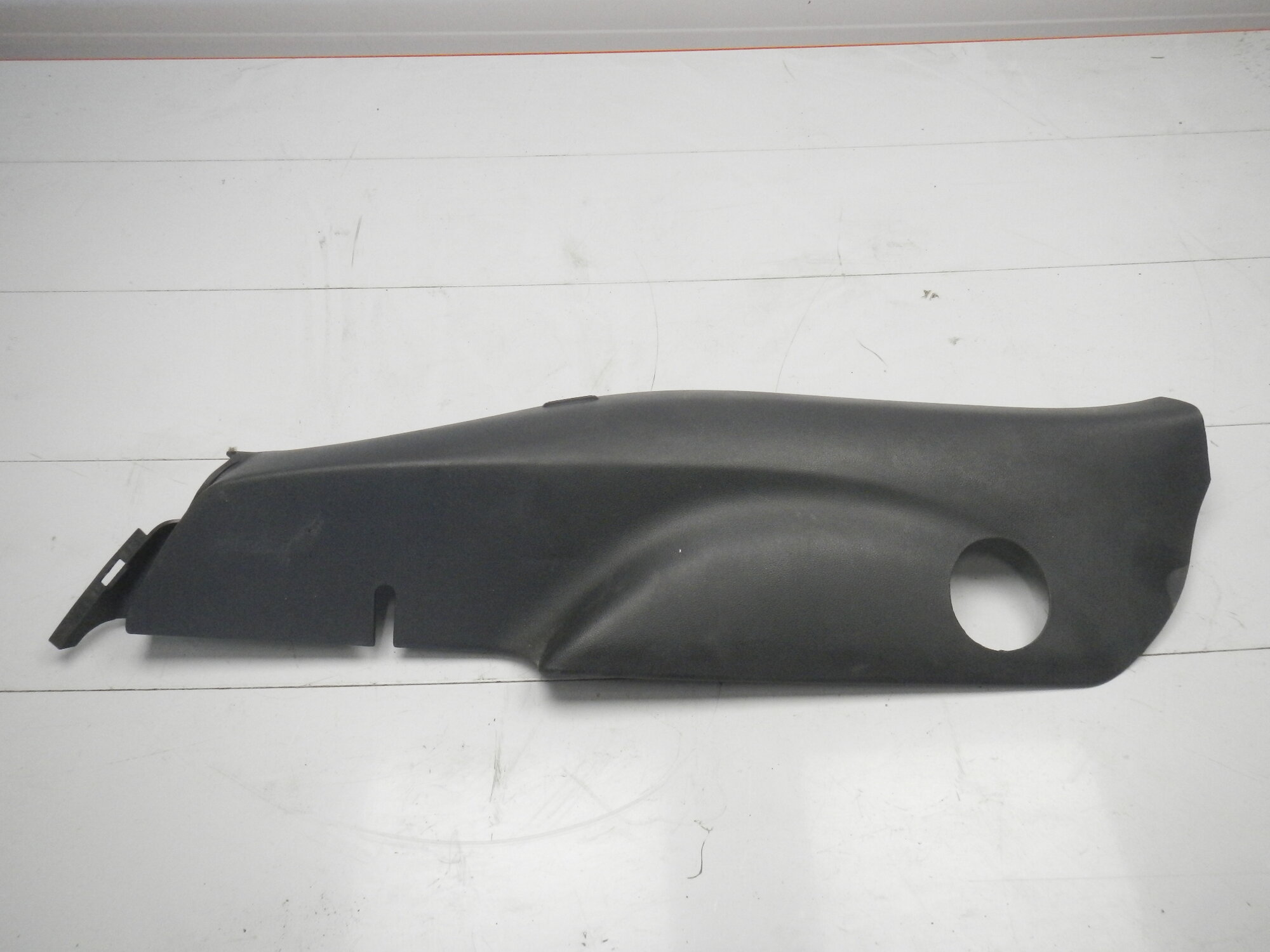 Б/У Обшивка стойки задней левой, Skoda (Шкода)-RAPID (12-) SKODA Rapid (12-) нижняя Потертости. 622994 VAG арт. 5JA867765