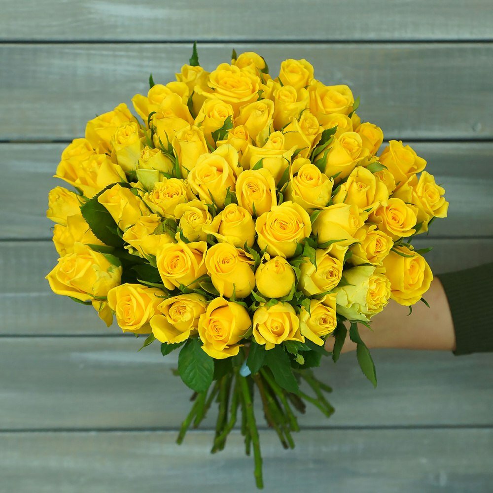 Монобукет "Букет Маркет", 65 жёлтых роз, на стеблях, высота 40 см