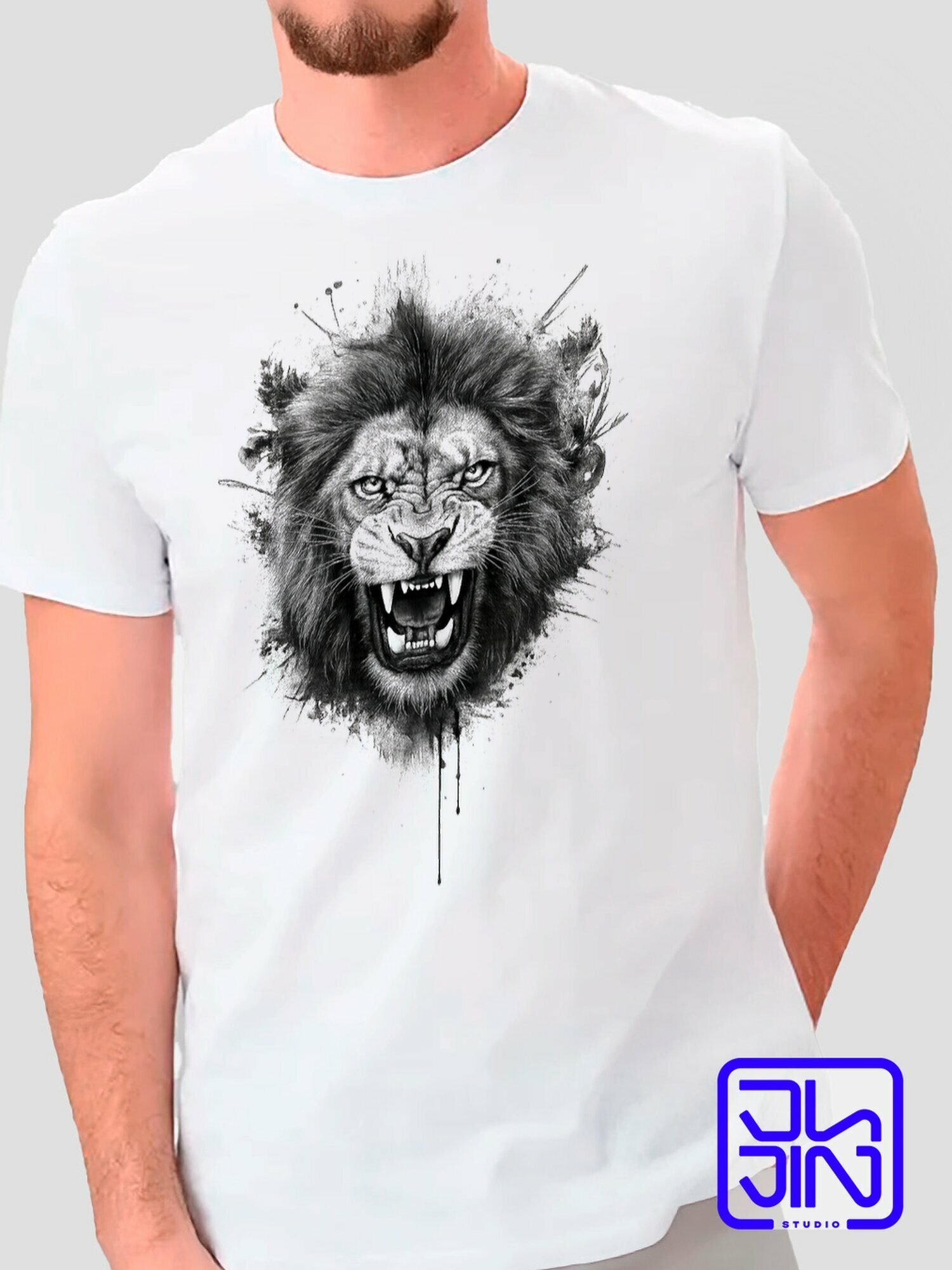 Футболка классическая мужская с авторским принтом Лев агрессивный, дерзкий в черно белом граффити стиле с черной экстрим энергией, белый хлопковый трикотаж с прикольным рисунком на груди