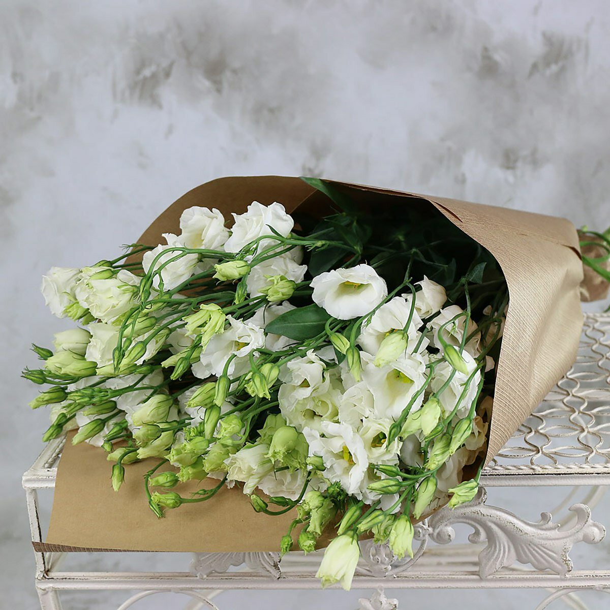 Букет "Лизиантусы", 15 шт, 70 см, в крафтовой упаковке, белые