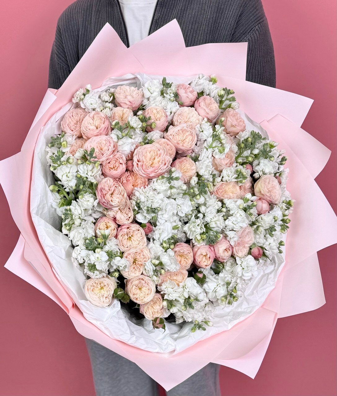 Экзотический букет из пионовидных садовых роз и ароматных кустовых маттиол