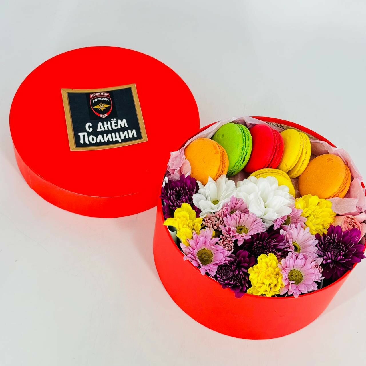 Подарок на День полиции. Коробочка с цветами и пирожными макарони