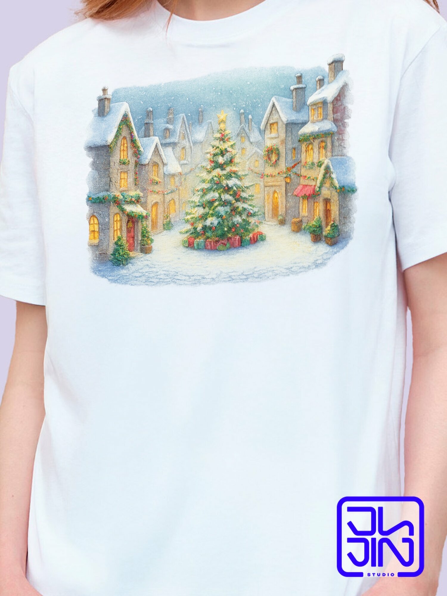 Футболка классическая женская с авторским принтом Веселая белая елка в светло голубом зимнем городе с креативными огнями, белый хлопковый трикотаж с прикольным рисунком на груди