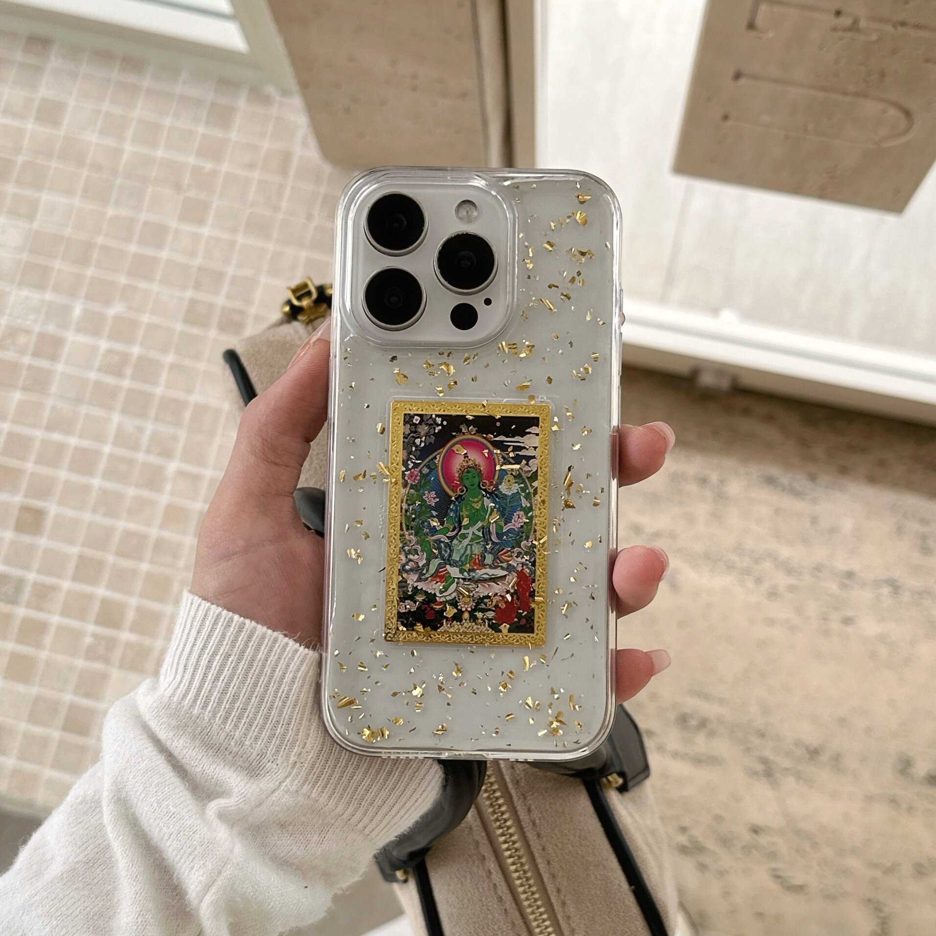 Чехол для телефона с изображением Будды Грин Тара для iPhone 15 Pro - Премиальный дизайн из капельной смолы совместимый