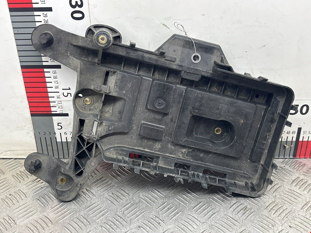 Крепление (корпус) аккумулятора Volkswagen Tiguan 1 1K0915333H арт. 2270843