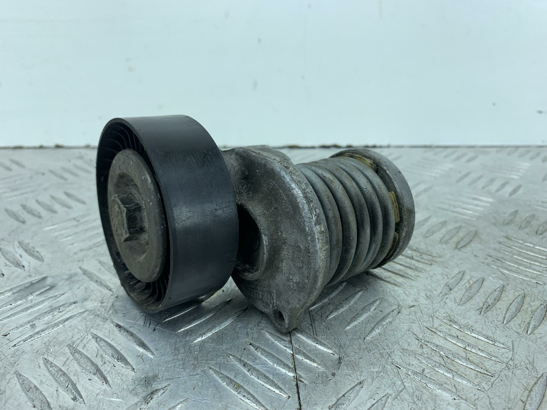 Натяжитель ремня генератора Audi A4 B6 (2000 - 2006) 950-330