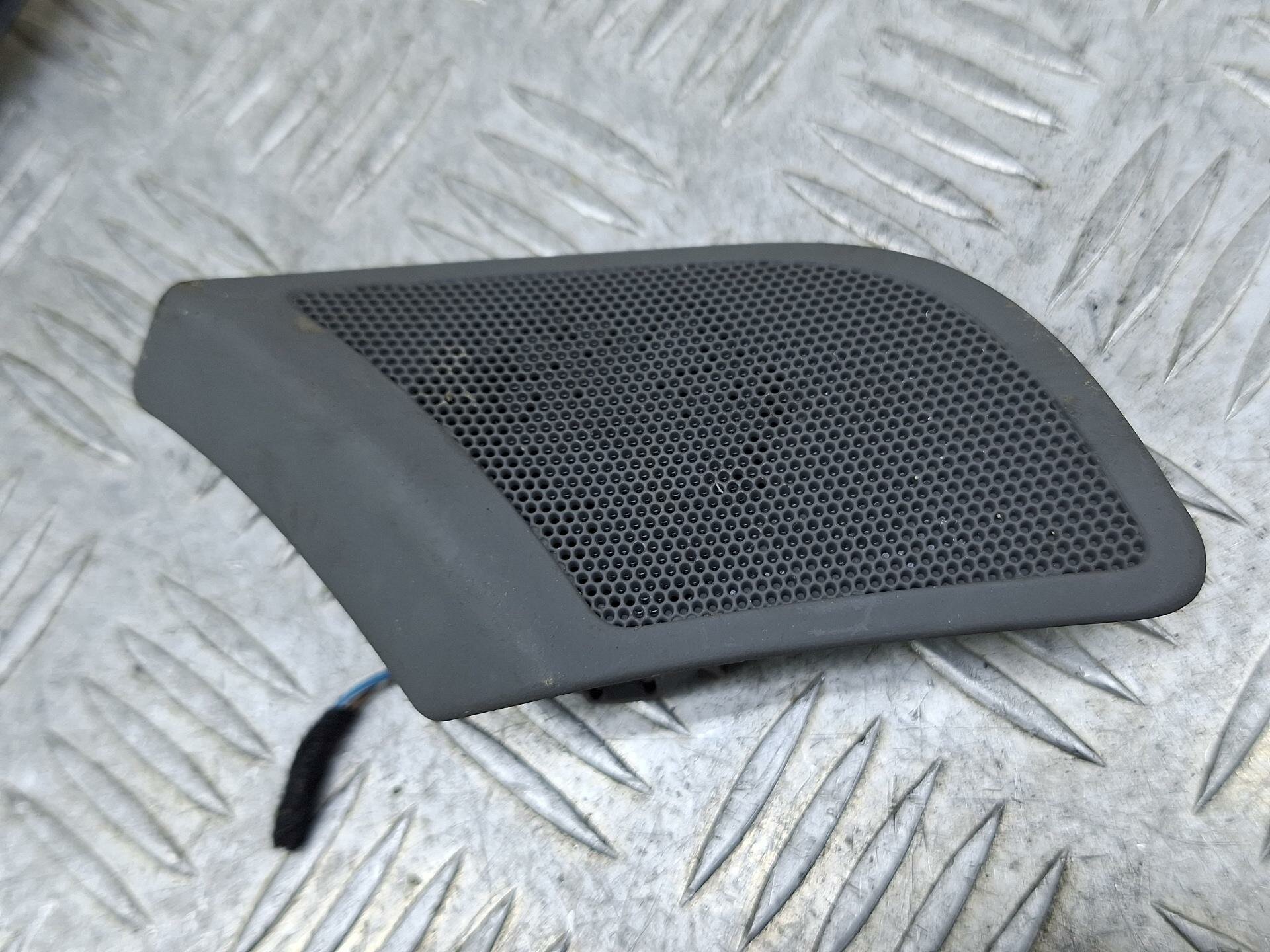 Динамик высокочастотный (пищалка) двери передней правой Audi A4 B7 2006 8E0035424