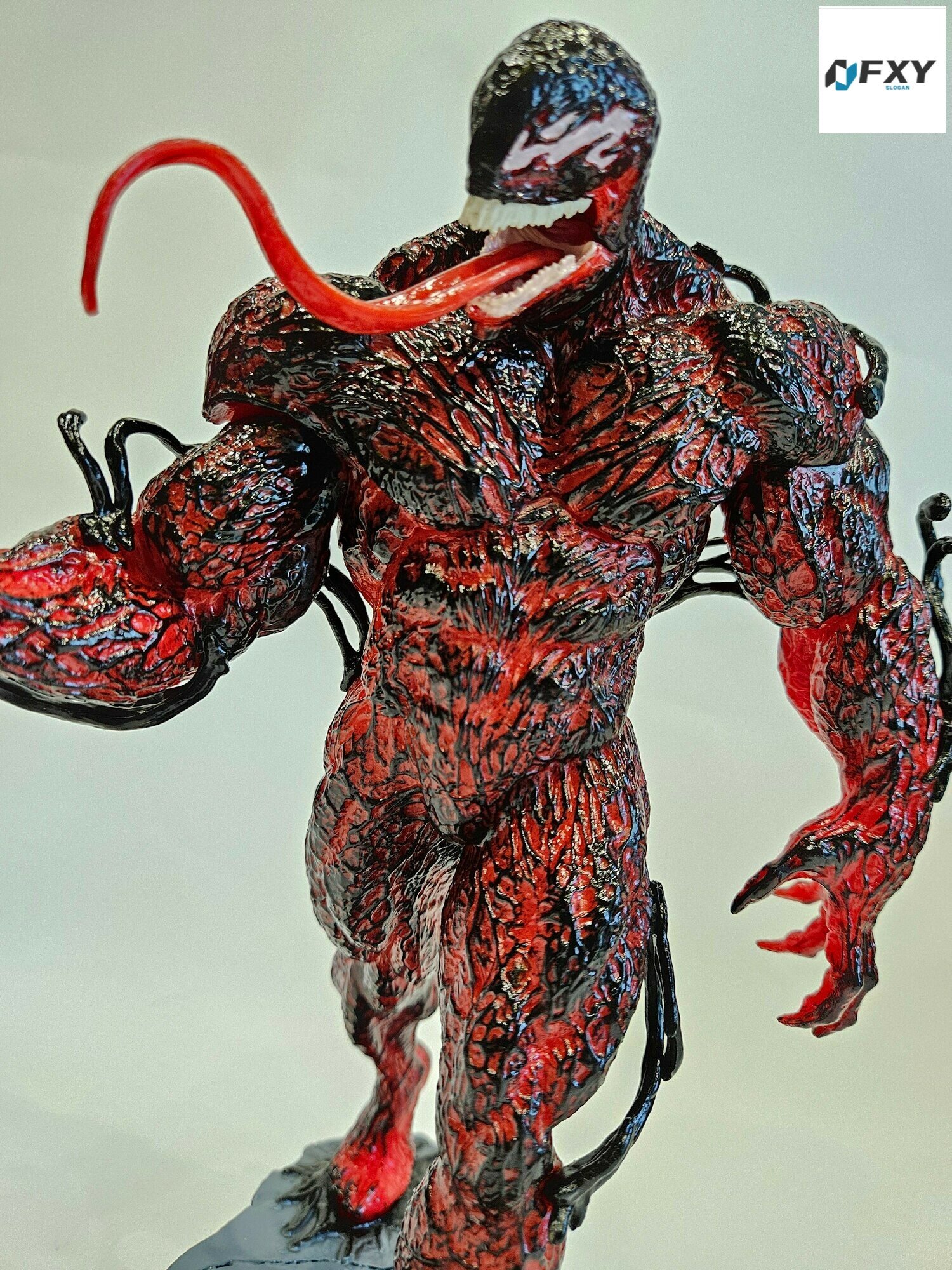 Эксклюзивная 30сантиметровая фигурка Венома и Карнажа