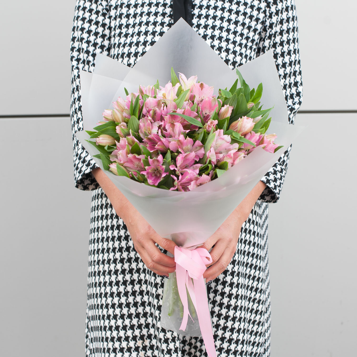Букет цветов в дизайнерской упаковке "Розовая альстромерия"