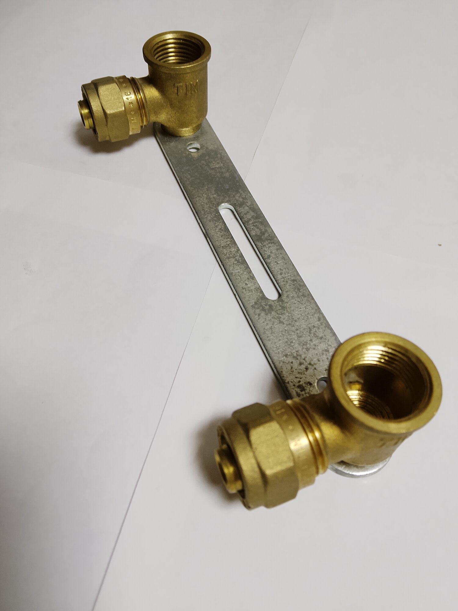 Планка установочная TIM, для смесителя, с 2-мя уголками, 1/2 на 16 цанга, внутренняя резьба.