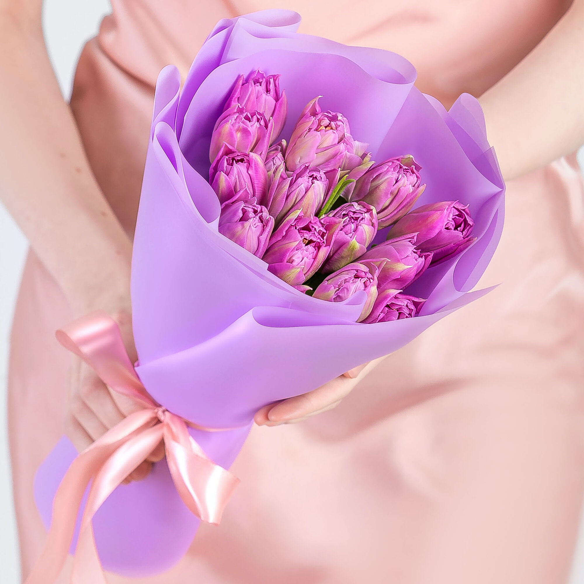 Букет Мегацвет24, "Сиреневые пионовидные тюльпаны", 15 шт, дизайнерская упаковка