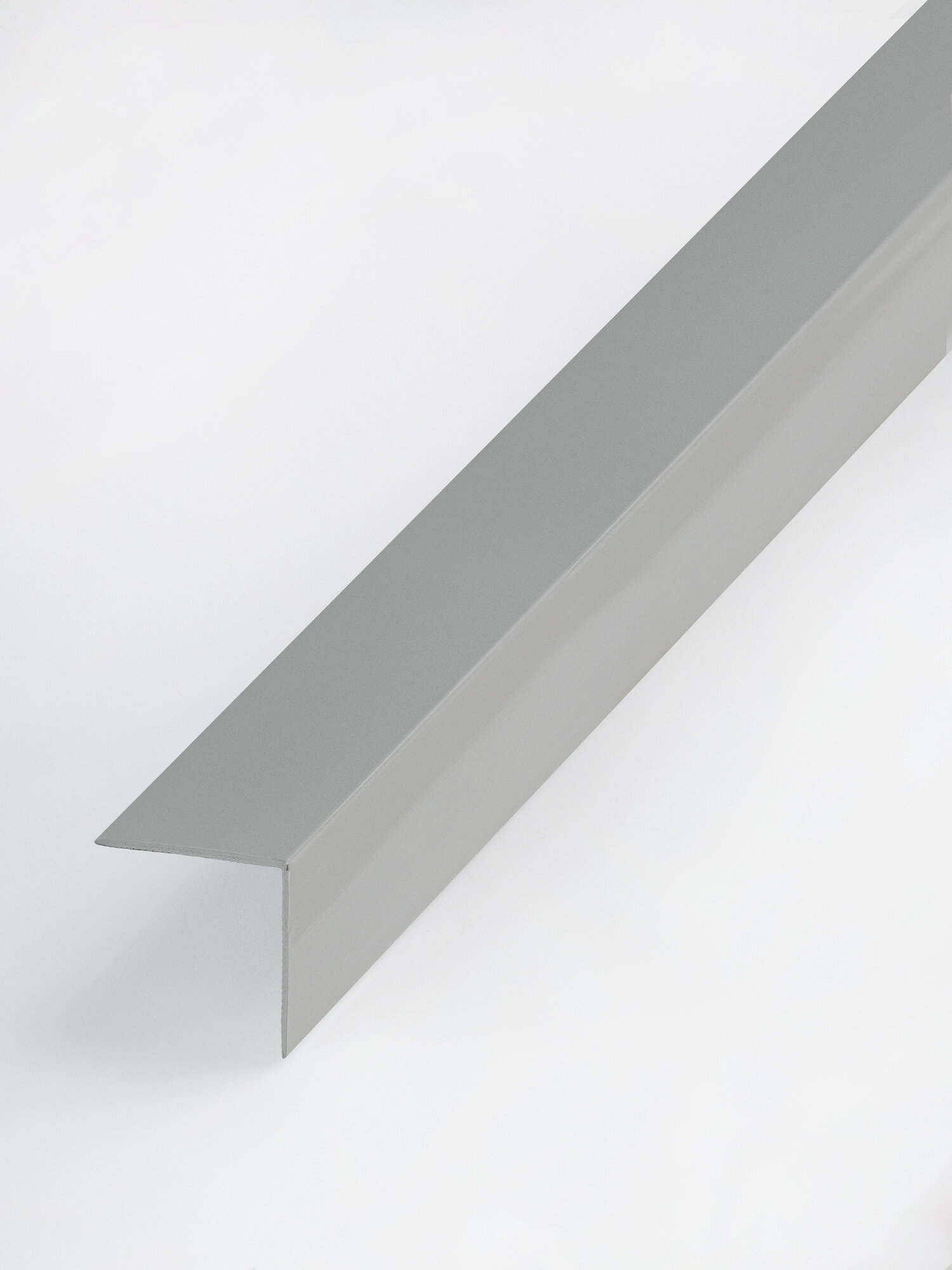 Уголок пластиковый 30х30 мм, длина 2,7 м, угол ПВХ для стен внешний Деконика, светло-серый глянцевый 002-0