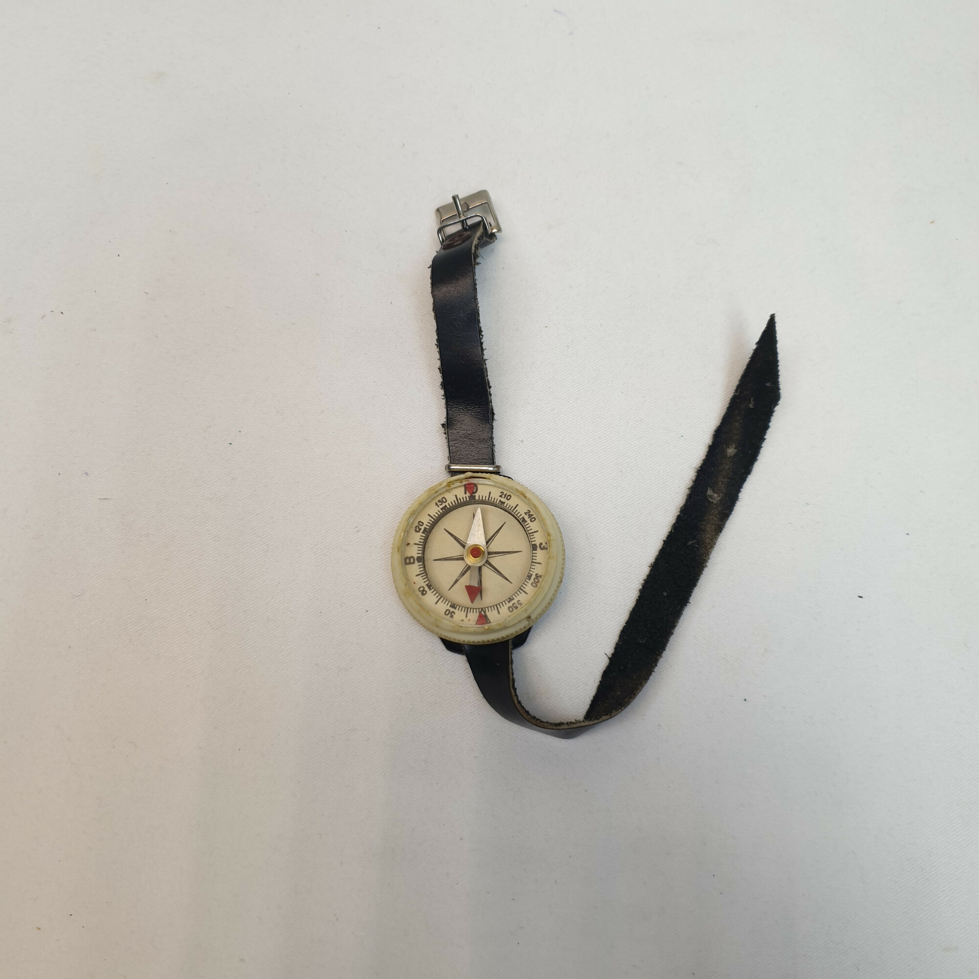 Компас 4х1 см, с ремешком, пластик. Винтаж, СССР.