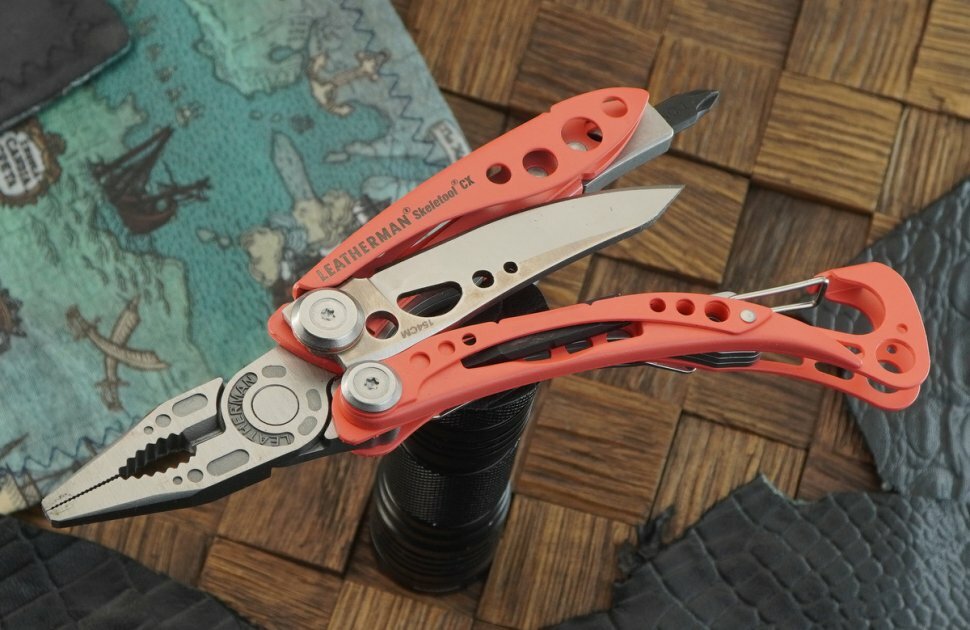 Мультиинструмент Leatherman Skeletool CX Guava