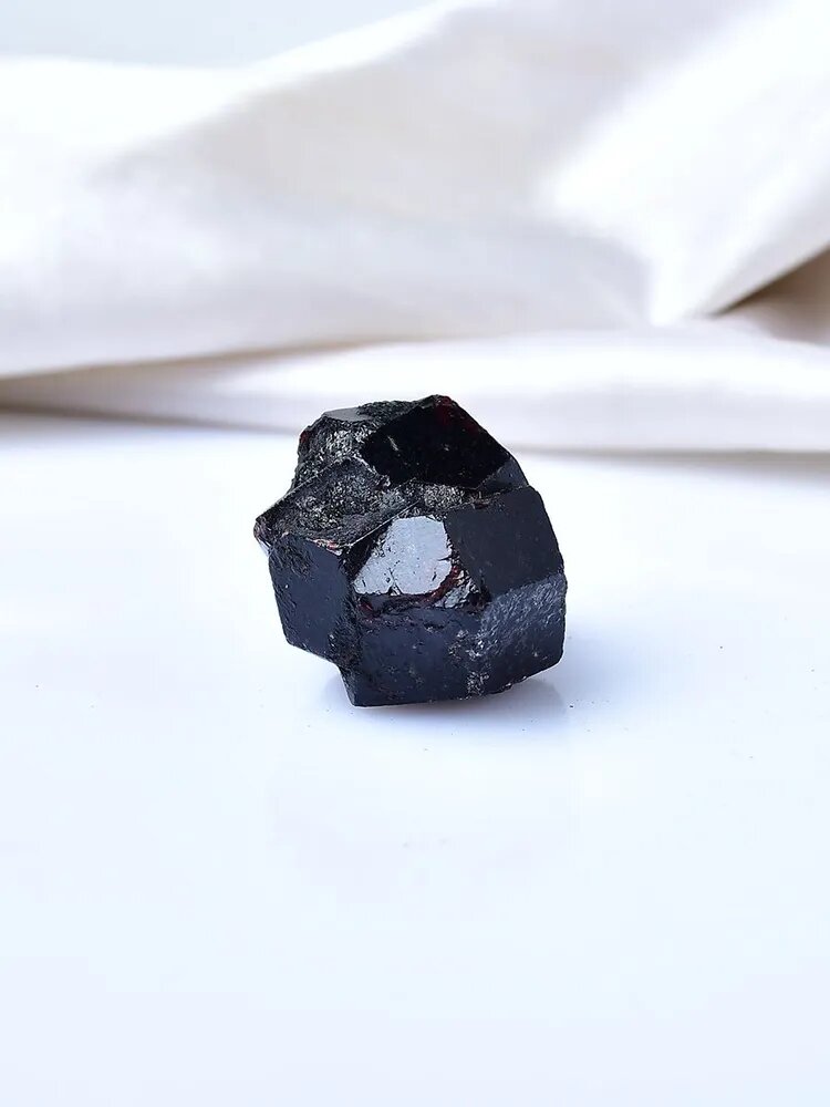 Натуральный необработанный камень геометрической формы гранат" необработанный (20-50г 2шт)