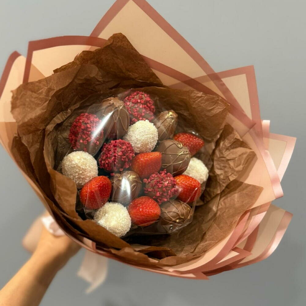 Подарочный набор "Букет из клубники", клубника в шоколаде, кофе с молоком, дизайн
