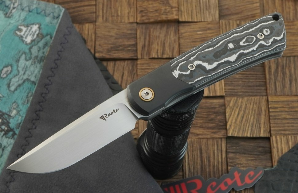 Складной нож Reate Tribute, сталь M390, ручной сатин, рукоять Fat Carbon White Storm