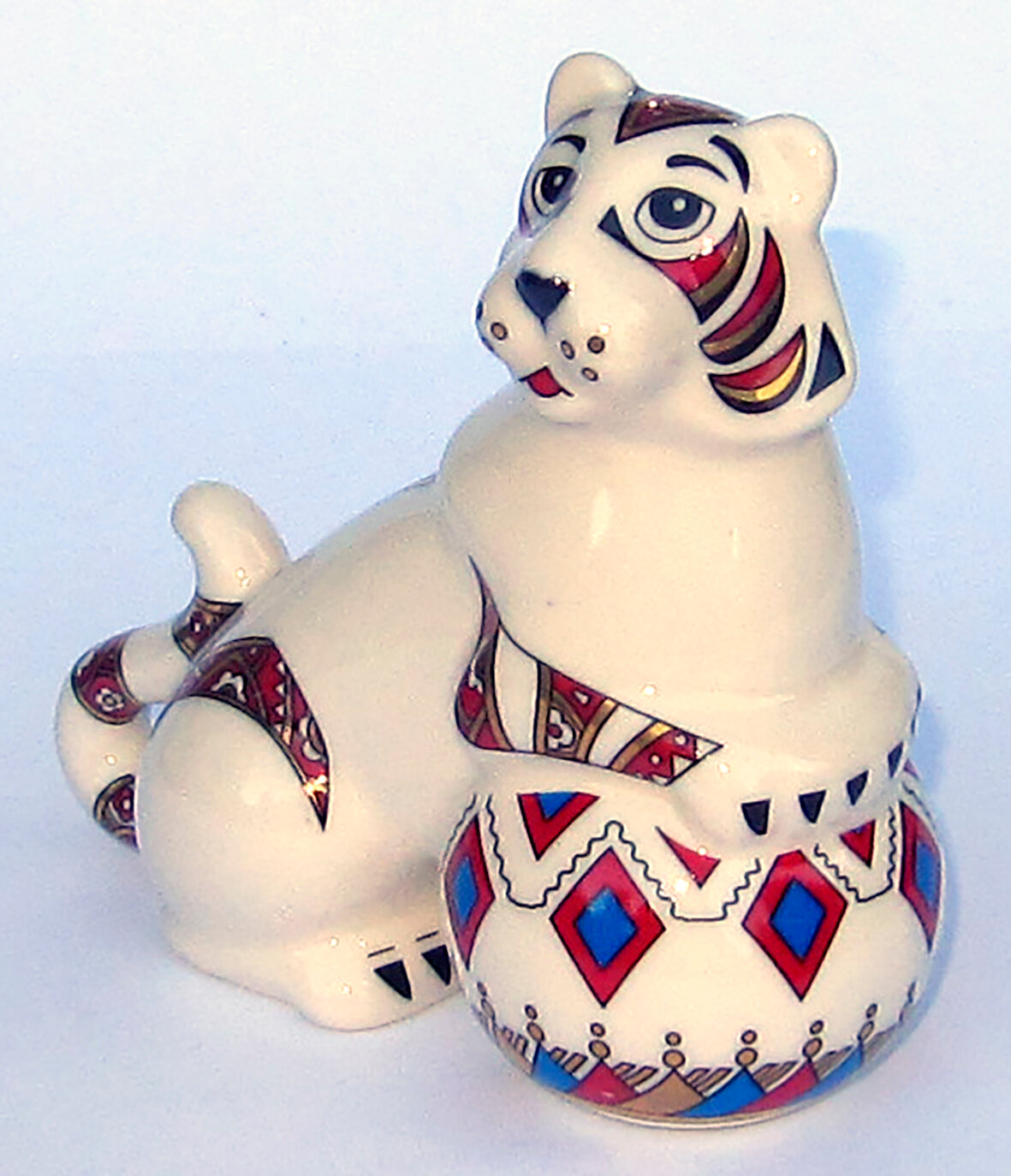 Фигурка фарфоровая тигр с шаром. Сделано в России.