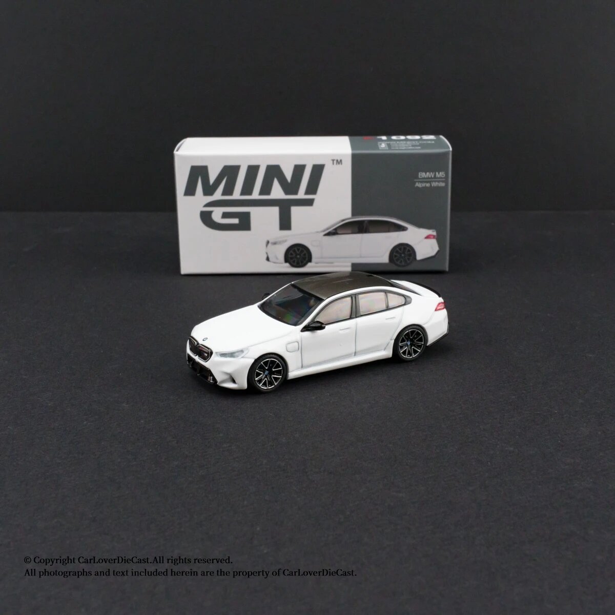 Коллекционная модель автомобиля TSM MODEL BMW M5 Alpine White Metallic 1:64 Белый, 1092-CH