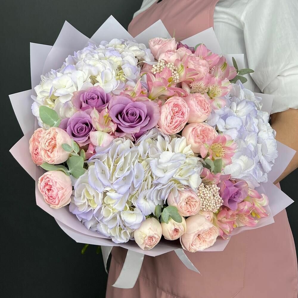 Букет живых цветов. Кустовые розы Мэнсфилд Парк, фиолетовая Гортензии и розовая Альстромерия