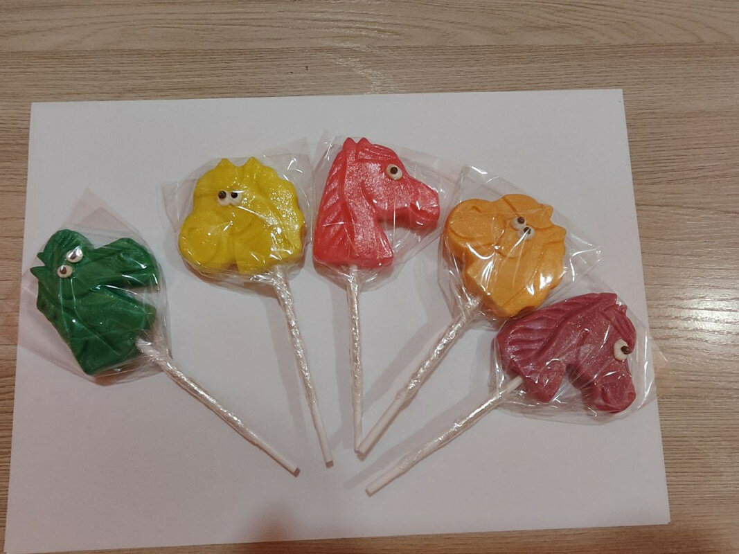 Карамель леденцовая лошадь символ 2026 года (5шт по 30гр). Набор сладостей и конфет, тростей и леденцов, украшение на елку в форме коня ассорти яблоко в подарок на Новый год, Рождество, день рождения