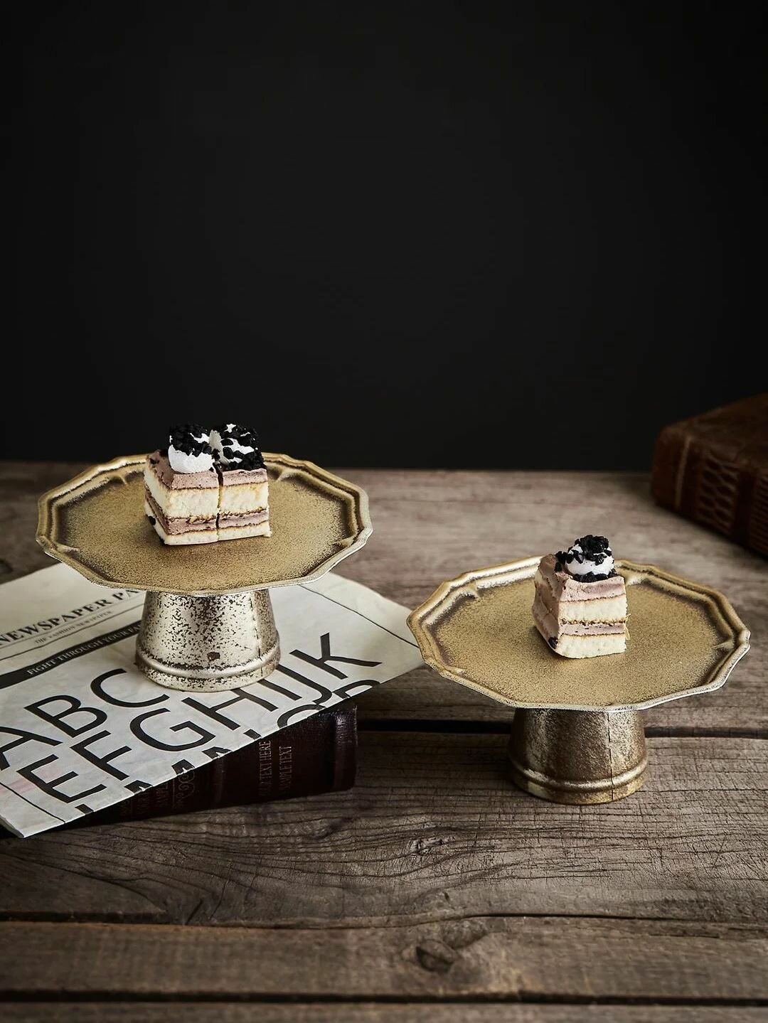 Высокий золотой поднос