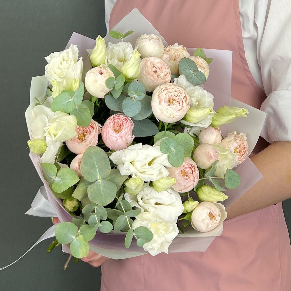 Букет живых цветов. Кустовые розы Мэнсфилд Парк и белая Эустома