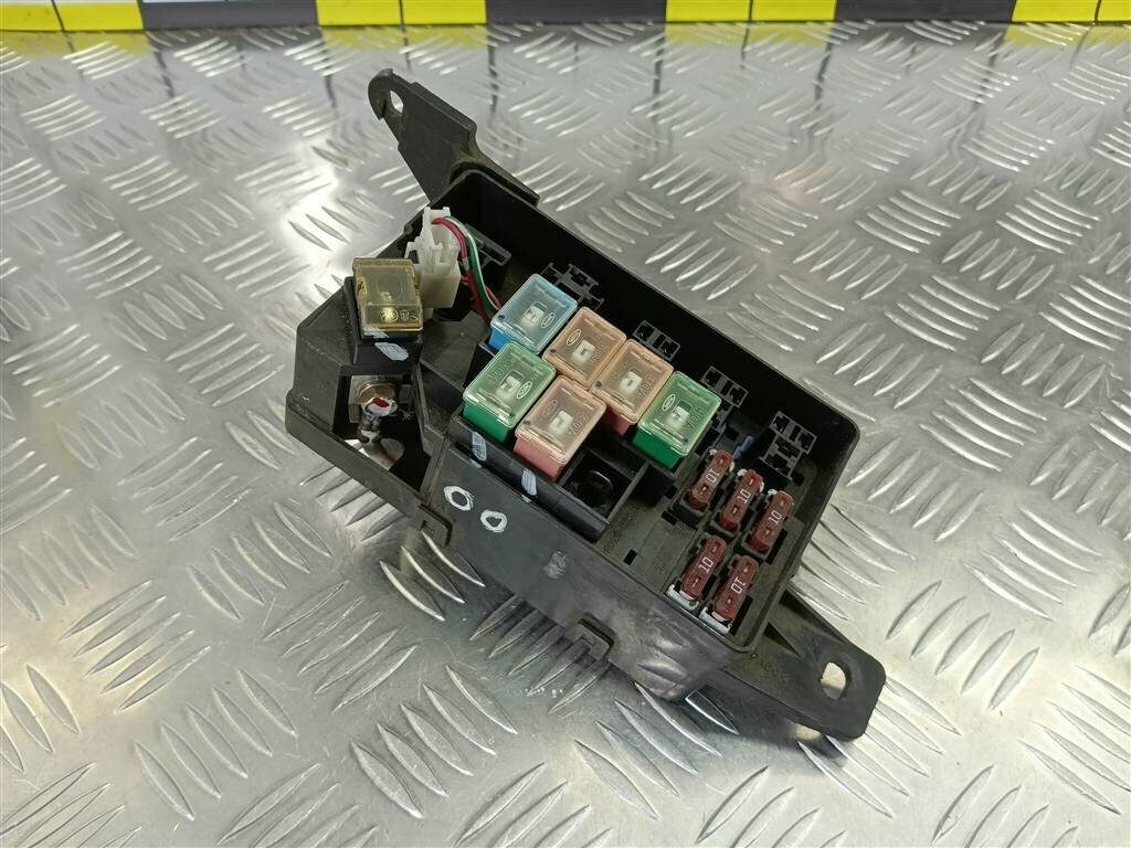 Блок предохранителей Б/У для MITSUBISHI L200 III (1996—2006) MB818621