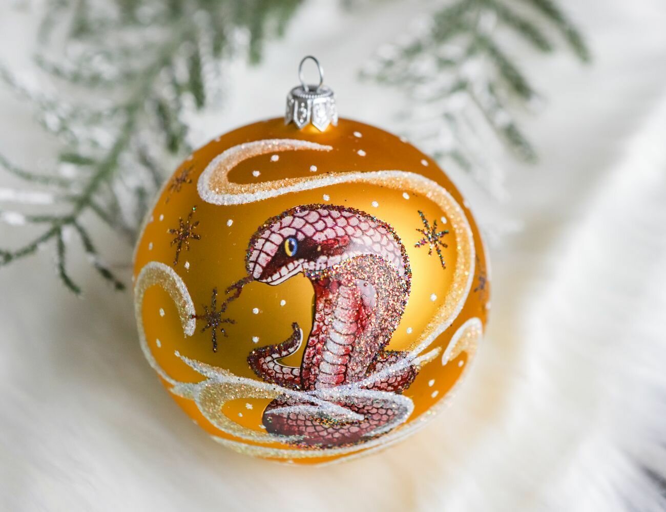 Ёлочный шар всевластная змея аспис, стекло, золотая, 95 мм, Елочка С475-змея