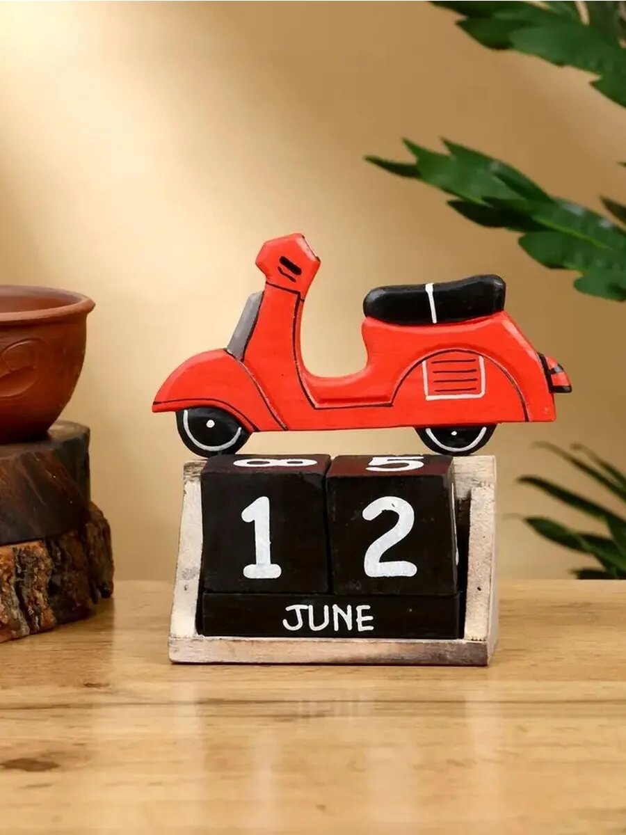 Красный деревянный настольный календарь