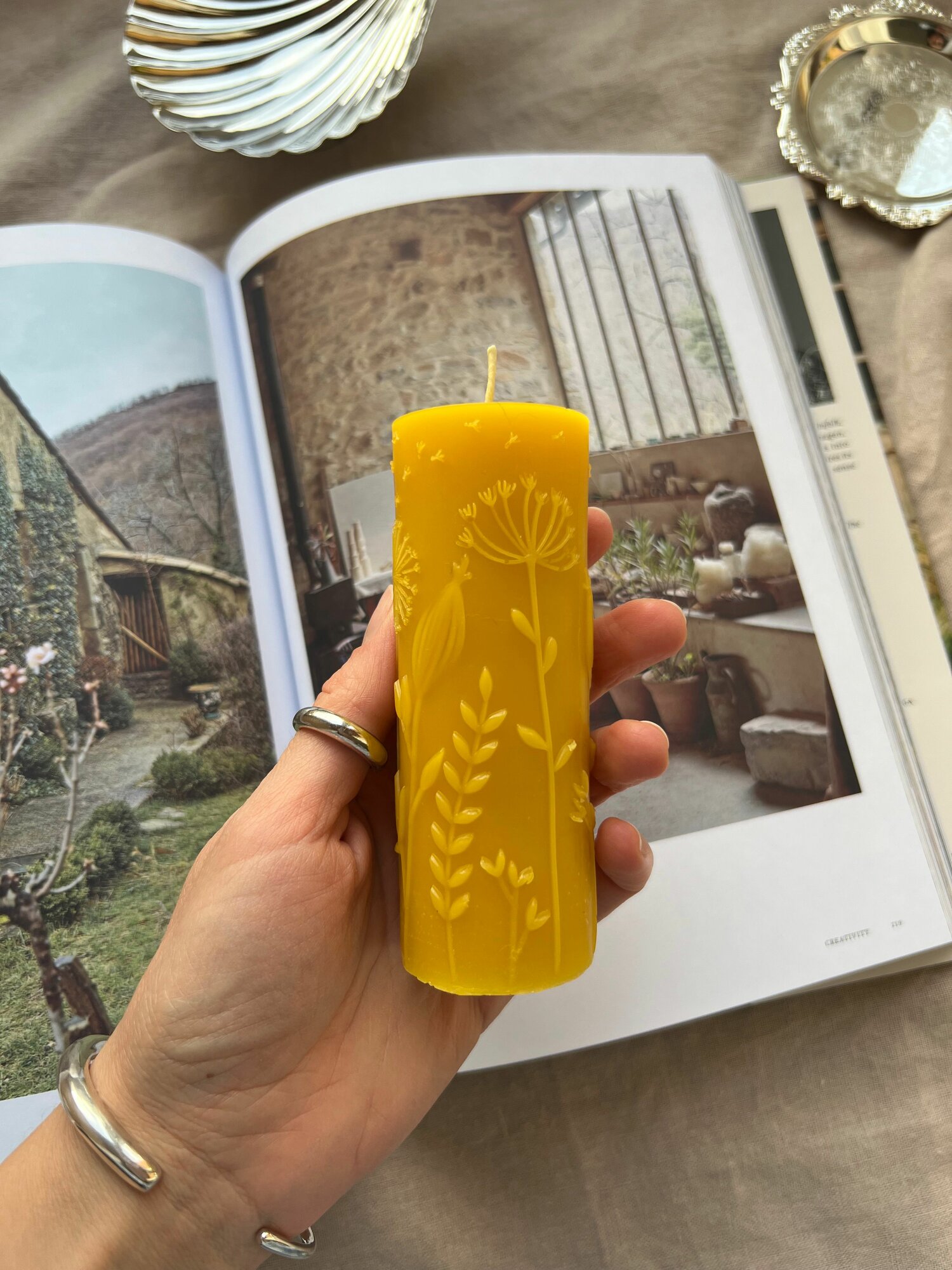 Декоративная свеча " Ботаника " в эко-стиле / Интерьерная свеча формовая столбик натуральный пчелиный воск