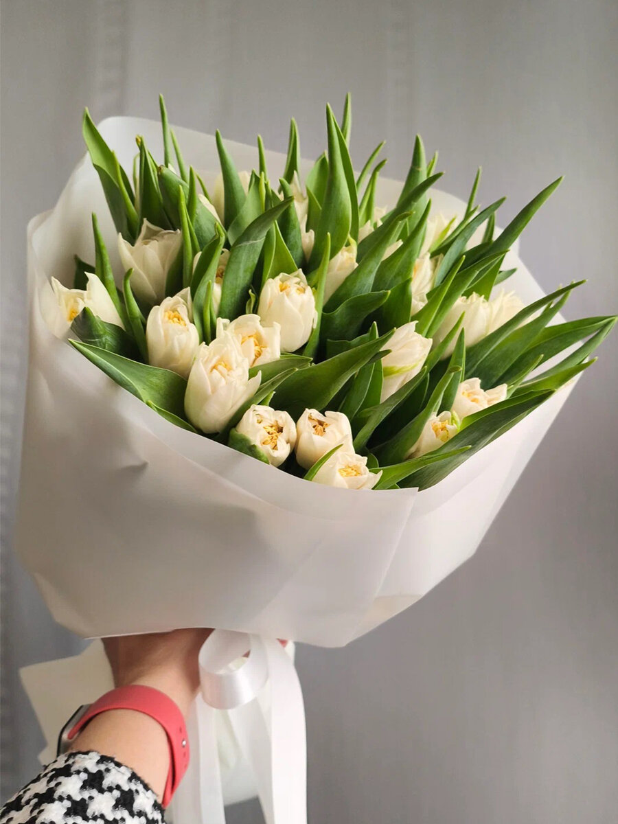 Букет живых красивых цветов N1flor из 29 белых пионовидных тюльпанов, высота 40 см.