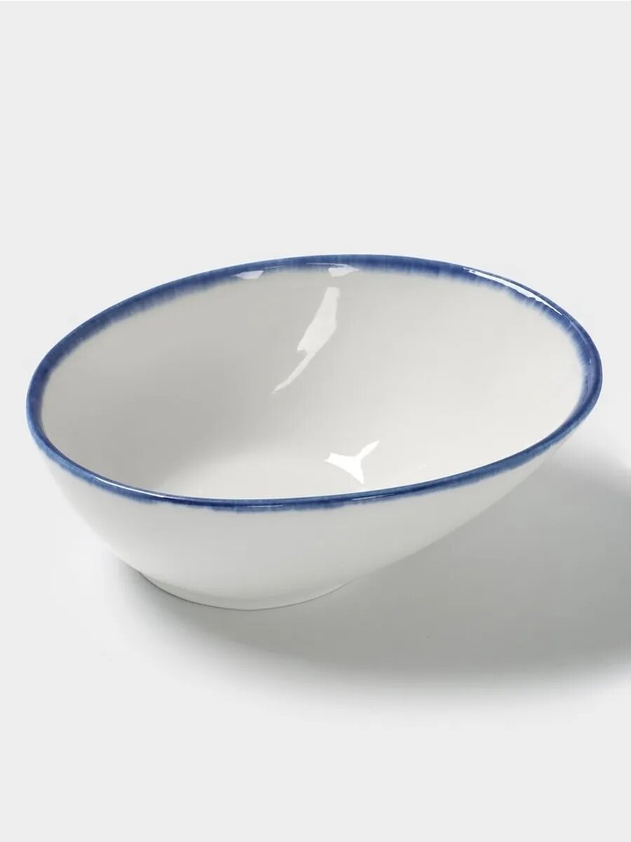 Стильный овальный салатник с голубым дизайном