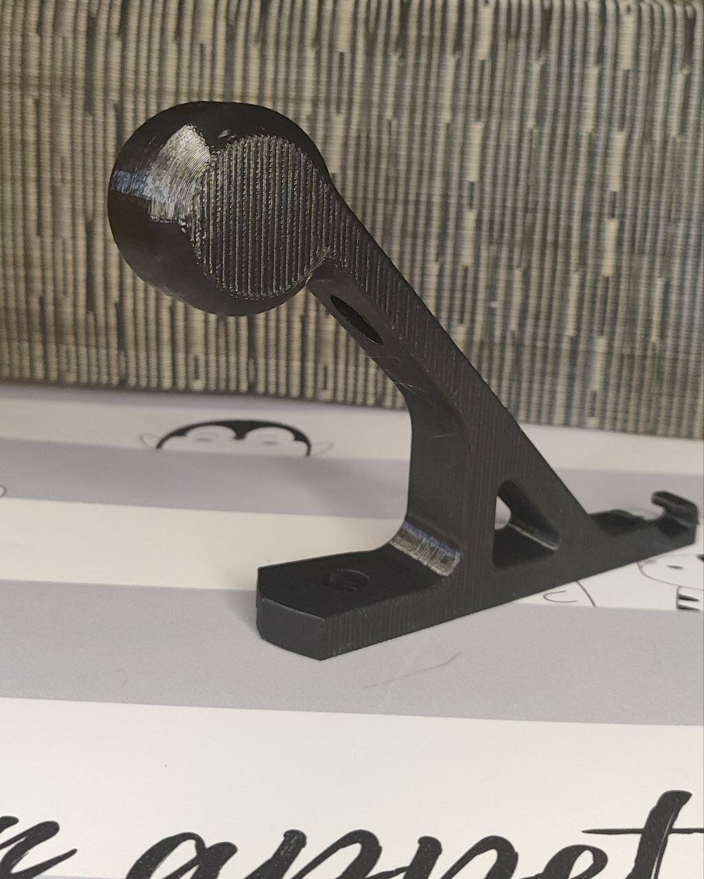 Держатель кронштейн Мастерской Лель для шлема, пластик PETG, L, черный