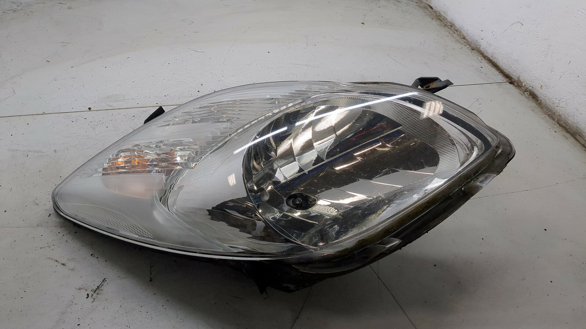 Фара (передняя) правая Toyota Yaris Б/У