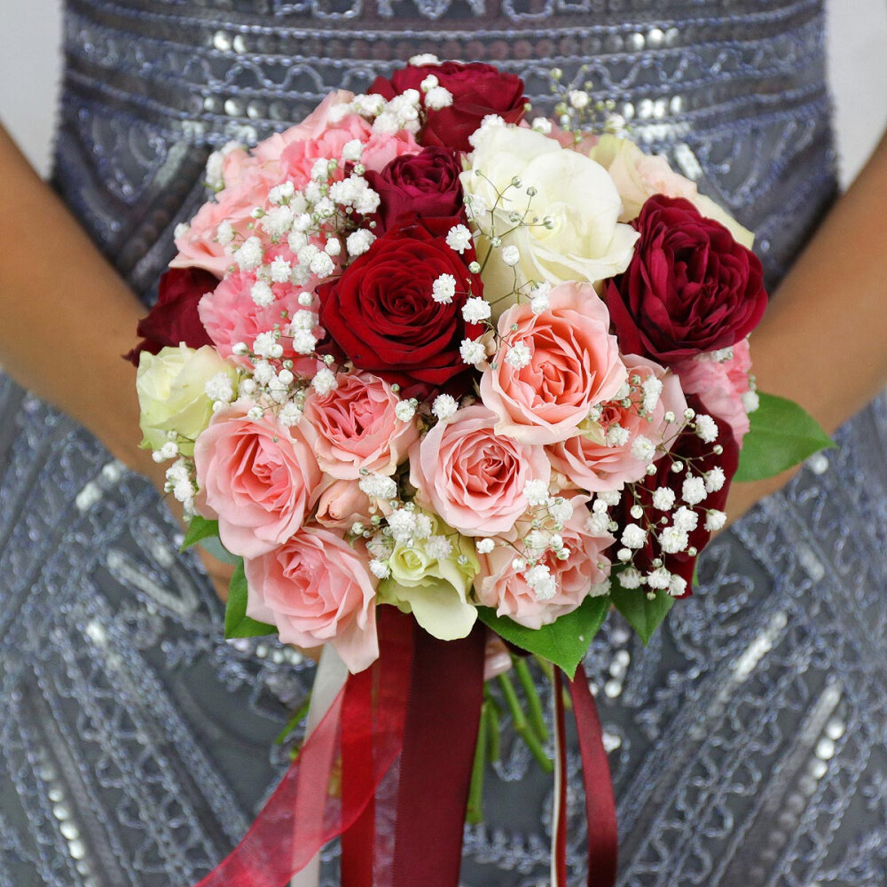 Букет живых цветов из роз гвоздик гипсофилы , под ленту, розовый, красный