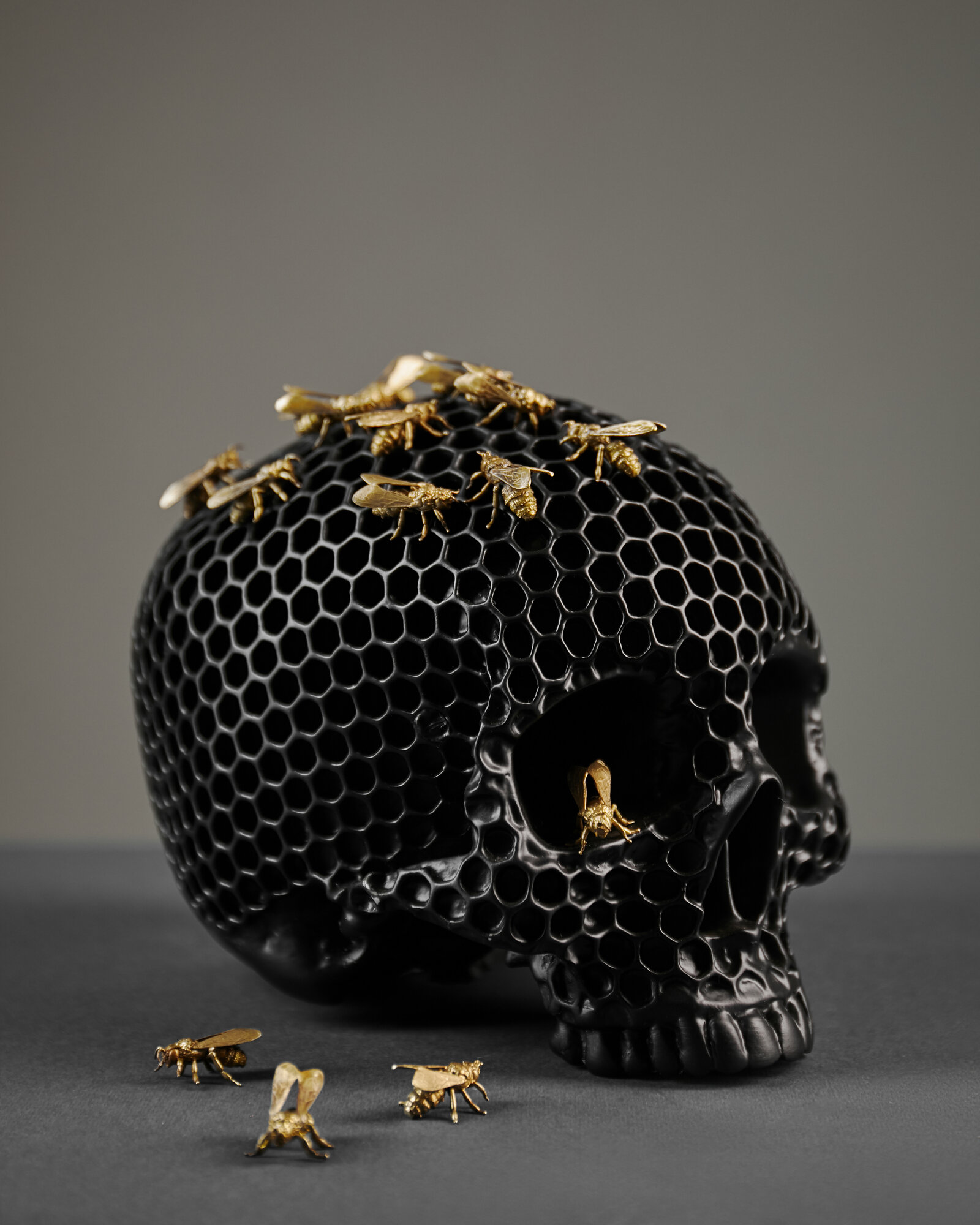 Статуэтка "SKULLHIVE", череп ручной работы, цвет черный - золото, высота 26 см