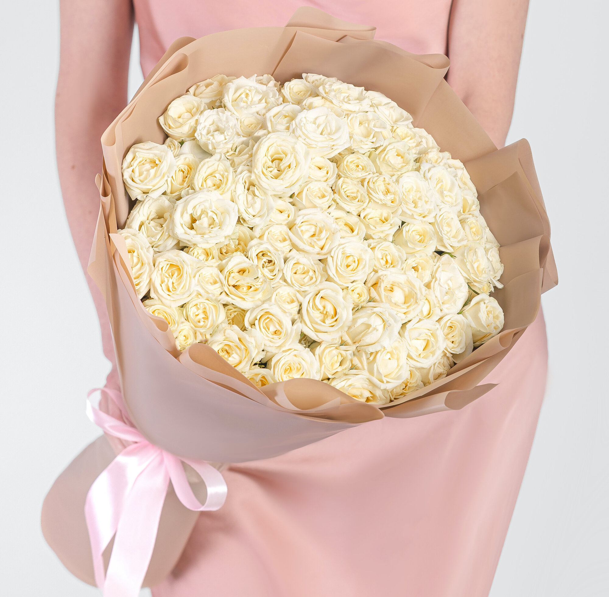 Букет Мегацвет24, "Сноуфлейк", роза кустовая, 25 цветов, белые, дизайнерская упаковка