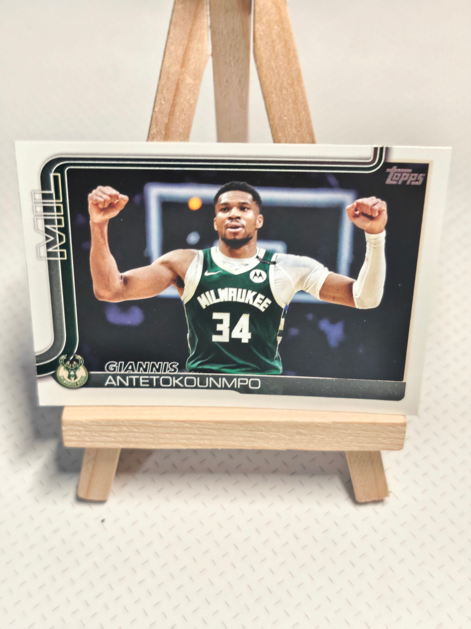 Коллекционные стандартные баскетбольные карточки Topps NBA 2025 года