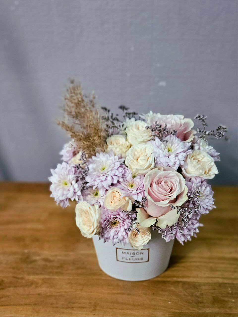 Композиция в коробке с одноголовой пастельной розой Мондиаль, пионовидной кустовой розой и кустовой хризантемой, MAXI.